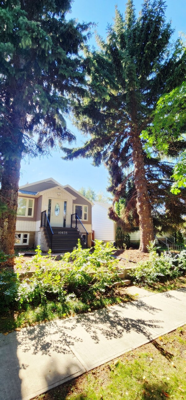 Pretty Home In The Heart Of Edmonton. Main Floor, Pet-friendly! - Alberta