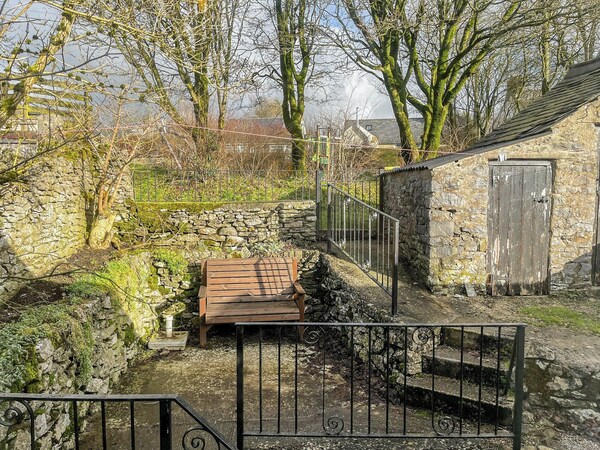 This Quaint Cottage Sits In One Of The Best Villages In The Peak District For Exploring. - Monyash