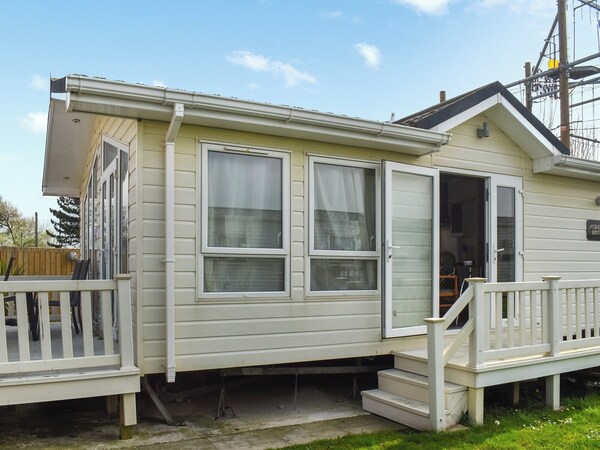 2 Bedroom Accommodation In Towyn - Towyn