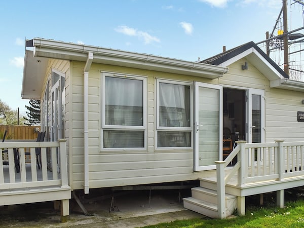 2 Bedroom Accommodation In Towyn - Towyn
