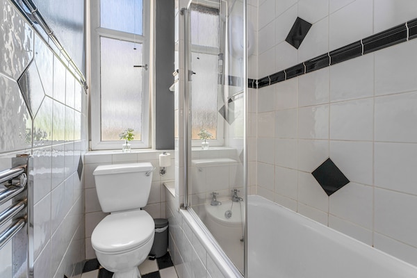 Top Floor Spacious King Size Apartment | City Views | Excellent Transport Links - Edimburgo
