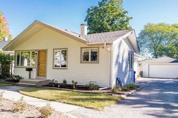 Charming 3-bedroom House Just Minutes From Downtown Wheaton! - Naperville, IL