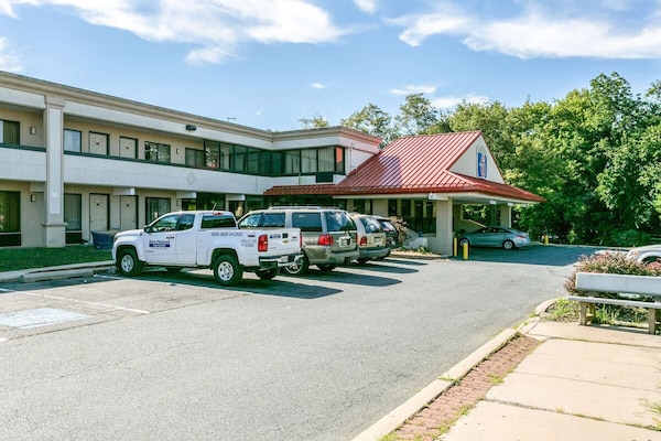 Budget-friendly Room W/ Complimentary Breakfast & Easy Access To I-95 - アバディーン, MD