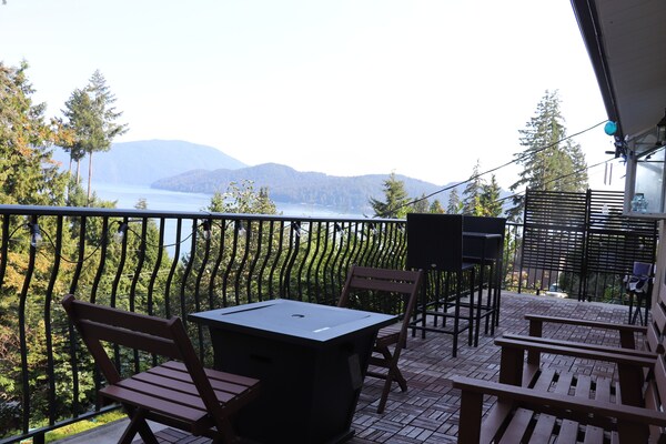 Cozy Home With Ocean And Mountain Views. Family Sized Wth Game Room And Deck - Sunshine Coast Regional District, BC, Canada