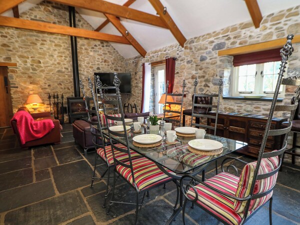 St Dogwells Barn, Family Friendly, With Hot Tub In Wolfscastle - Fishguard