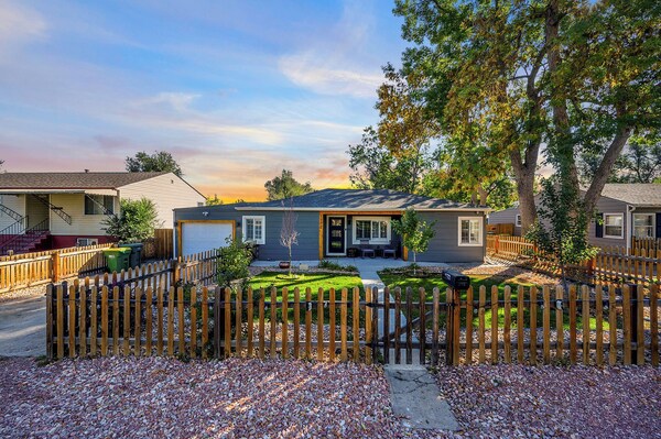 The Mile High Haven: An Entertainers Dream With Hot Tub + Perfect Location - Golden, CO