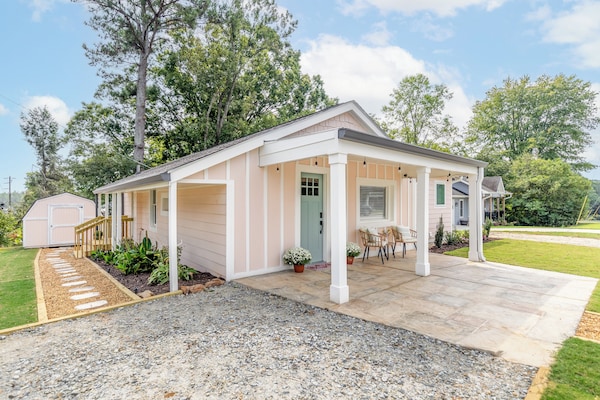 Newly Renovated 2 Bedroom / 2 Bath Home In Downtown Flowery Branch! - Suwanee, GA