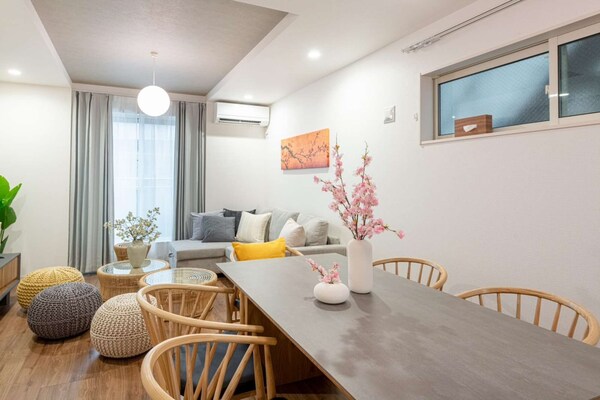 4 Bedrooms And A Spacious Living Area, 2 Toilets, An Independent Washroom , And A Separate Bathroom - Asakusa