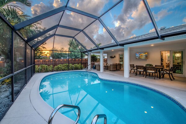 Pet-friendly 3-bed Home With Pool, Walk To Bonita Beach - Bonita Springs, FL