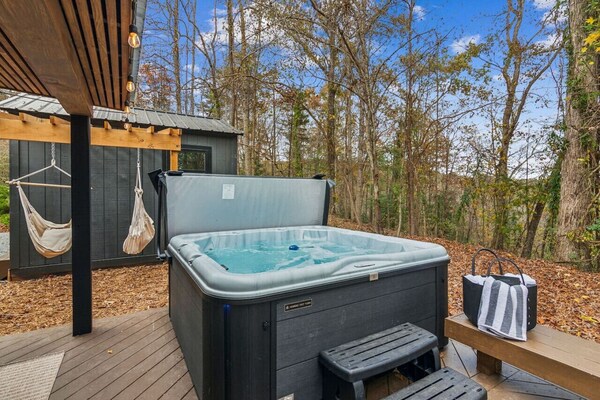 The Apex - Hot Tub, Gym, Wine, Waterfalls & More! - Dahlonega, GA