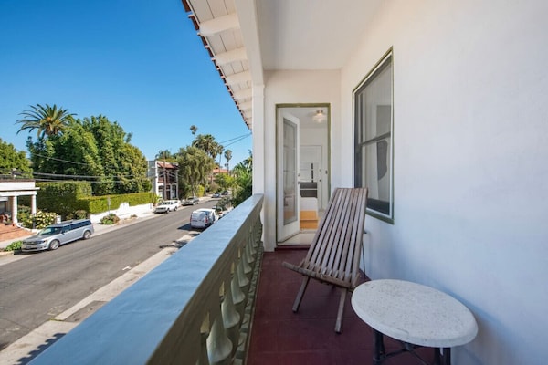 Library Suite The Marlowe Seaside Inn: Spacious One-bedroom Suite In Santa Barbara Featuring A Sunny Writing Sunroom, Private Balcony, And Vintage Decor. - Santa Barbara, CA