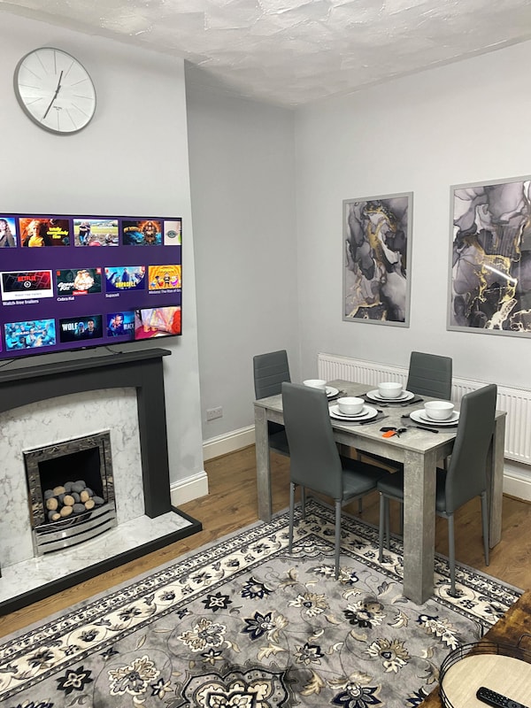M65 House Entire 2 Bed House, Sleeps 4, Discounted And Fully Equipped. - Burnley