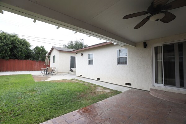 Charming 3-bd Home In Lovely La Near Lax, Dtla, Sofi, Intuit, Beaches, Dignity - South Gate, CA