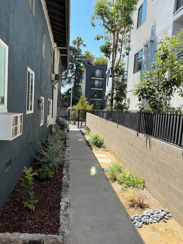 Chic 1-bedroom/1bath Apartment With Ac, Wifi In Phenomenal Hollywood - Burbank, CA