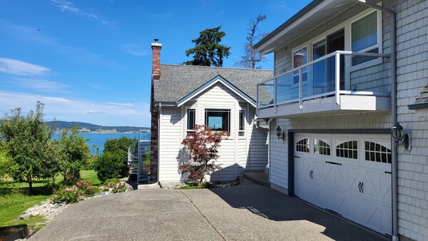 Waterfront Home With Game Room, Fireplaces, Kayaks, Ac And Private Beach Access - La Conner, WA