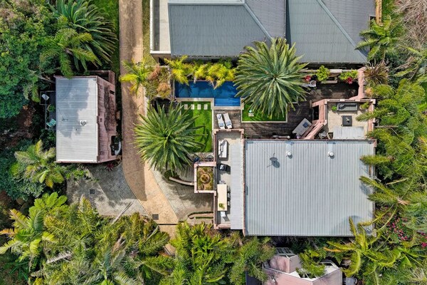 Luxe Thirroul Resort Home, Pool, Spa, Home Theater Room Sleeps 12 - Appin