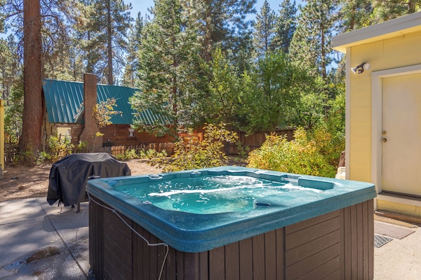 Newly Renting! Pet Friendly, Hot Tub, 3 Blocks From Lake Tahoe Beaches! - North Lake Tahoe, CA