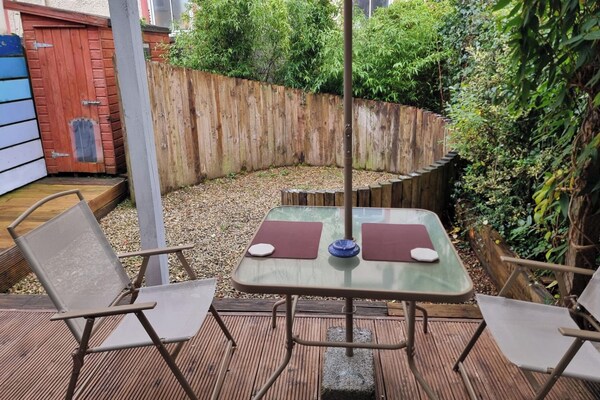 3 Bedrooms - Sleep 7 - Garden - Private Parking - Leitrim Village