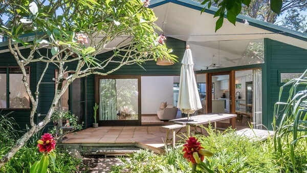 Green Dragon Ideally Located A Short Walk From Belongil Beach, And 2 Min Grom Town. - Byron Bay
