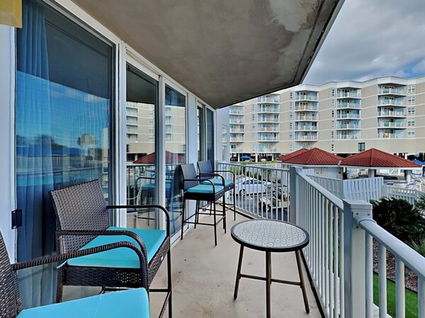 Poolside Paradise | Ocean View & 2 Community Pools - Sneads Ferry, NC