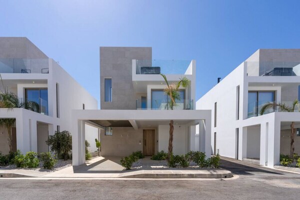 Waves 3-bedroom Villa In Protaras W/ Jacuzzi - Ayia Napa