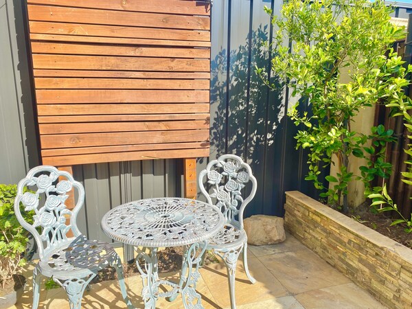 Near Caulfield Racecourse & Monash Uni! Cosy Apartment With Private Courtyard - Melbourne