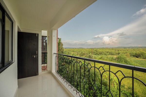 Idyllic 2bhk Apartment Near Candolim Beach - Goa