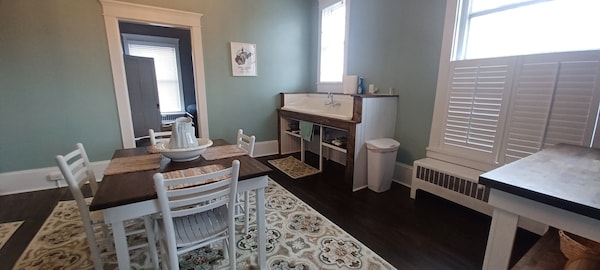 Charming 2-bedroom Apartment In Quiet Downtown Neighborhood In Petersburg - West Virginia