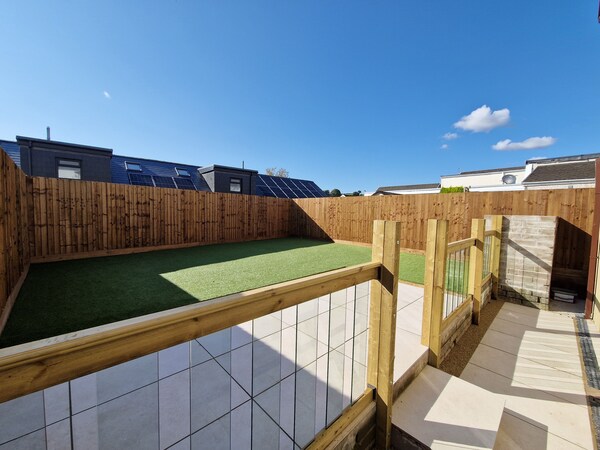 Stylish & Modern 7 Bedroom House - South Wales