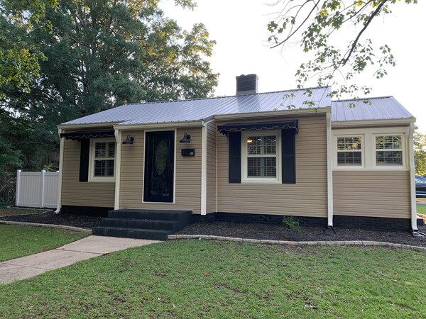 Location Location : Downtown Cary Nc- Dog Friendly, Quaint, Clean Home - Cary, NC