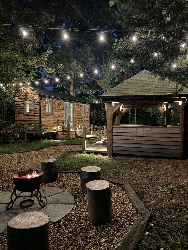 A Peaceful Countryside Retreat With A Private Hot Tub And Cozy Log Burner. - Cheshire