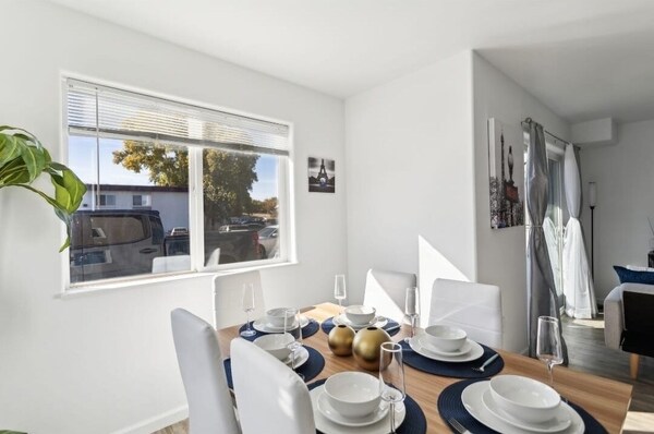 Modern Getaway In Reno: Comfort & Style In Every Corner! - Sparks, NV