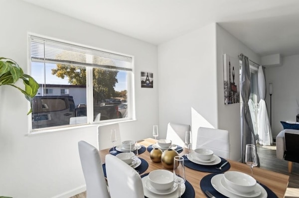 Modern Getaway In Reno: Comfort & Style In Every Corner! - Sparks, NV