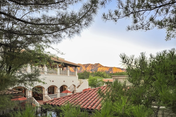 Relaxing Couple Stay Right In Downtown Sedona | Outdoor Pool And Free Parking - Munds Park, AZ