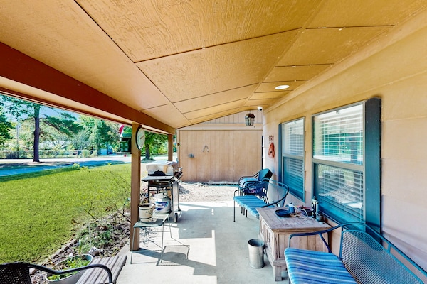 Charming Retreat House With Cozy Living Spaces, Jetted Tub, And Pet-friendly - Lake Eufaula, Eufaula