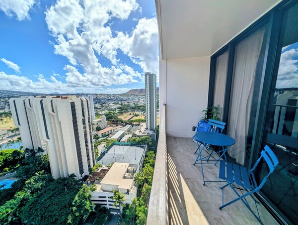 27th Fl, 1br, Beautiful Mountain View By Waikiki Beach, Wifi, Ac, Free Parking - Honolulu