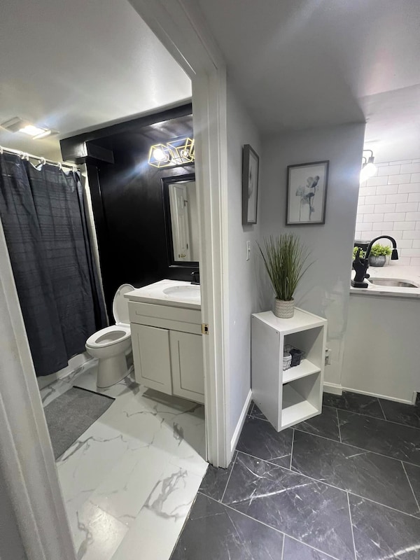 Central Location - 4 Beds - Family Friendly - Amenity Packed - Pool & Privacy - Kirkwood, MO