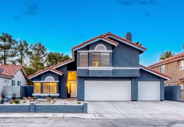 Paradise Retreat: 8 Beds, Pool Table, Bbq! - Las Vegas