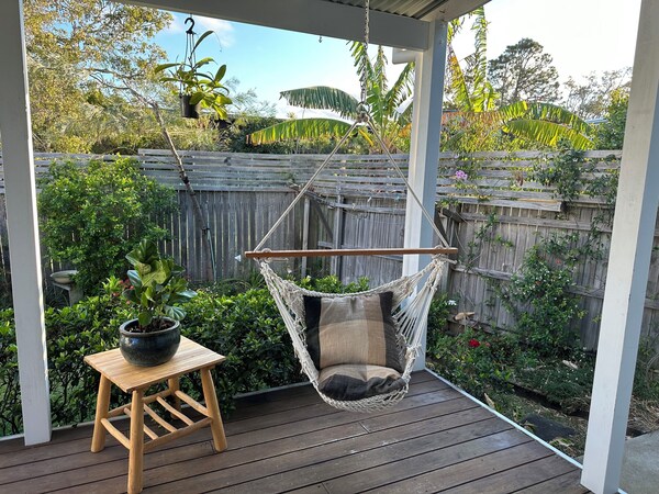 Dog Friendly Apartment Close To Beaches. Own Private Yard, Garden And 2 Decks. - Woolgoolga