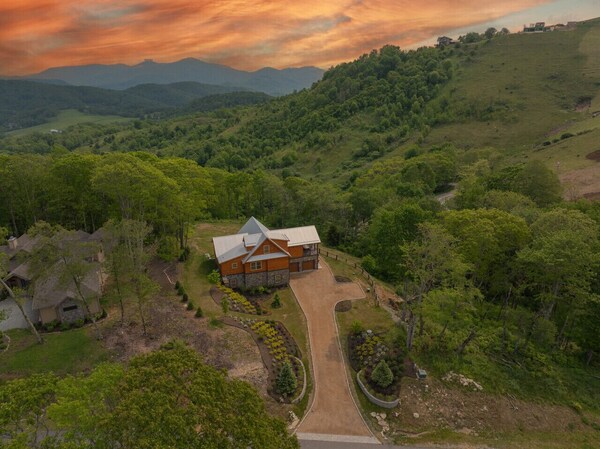 A Mountain Thing @ Monteagle - 6br Log Cabin + Hot Tub & Fire Pit - Banner Elk, NC