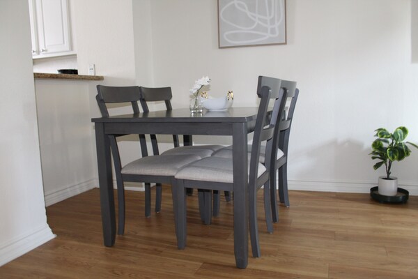 Cozy 2-bedroom Townhome In Wonderful Glendale With Free 2 Car Parking Spaces! - Los Angeles, CA