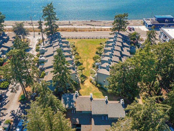 The Beach Retreat-stylish 2-bedroom View Condo In Birch Bay - Blaine, WA