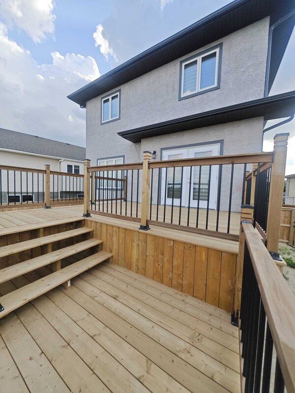 Flamingo Home! A Family-friendly Home With 4 Bedrooms And 3 Bathrooms. - Winnipeg