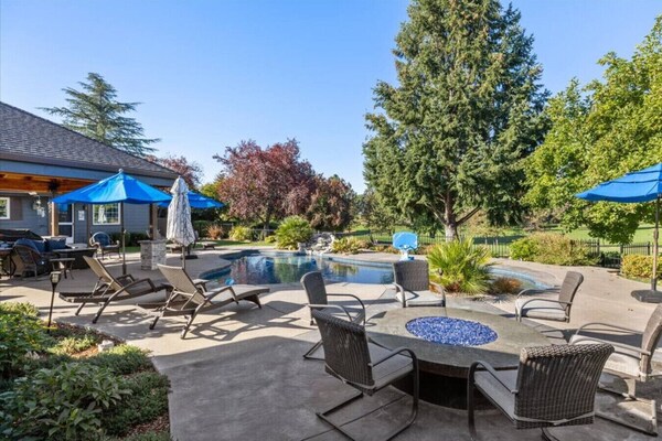 Entertainment Home On Golf Course - Hot Tub /Pool - Eagle Point, OR