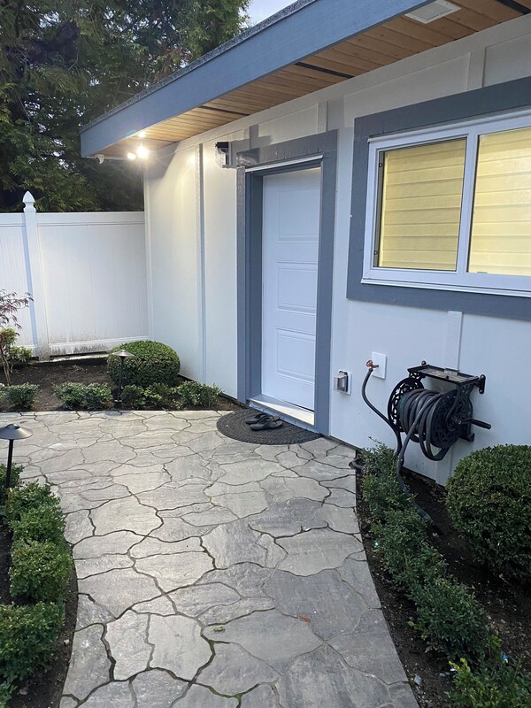 Calm Corner Retreat: Calm Escape With Air Conditioning - Surrey