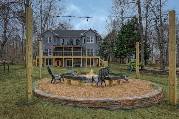 Luxurious 8-bed Lakefront Retreat With Private Beach, Hot Tub & Sauna! - Lake Anna, VA
