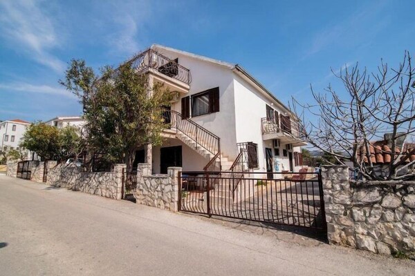 Apartments Fidelis - Two Bedroom Apartment With Terrace And Pool View(5) - Okrug Gornji