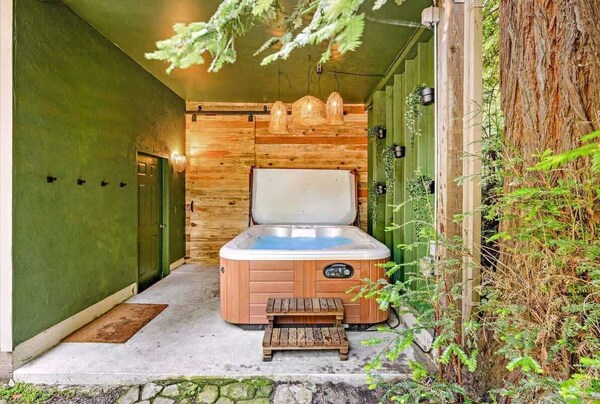 Charming 3br With Hot Tub, Balcony & Wood Stove - Monte Rio, CA