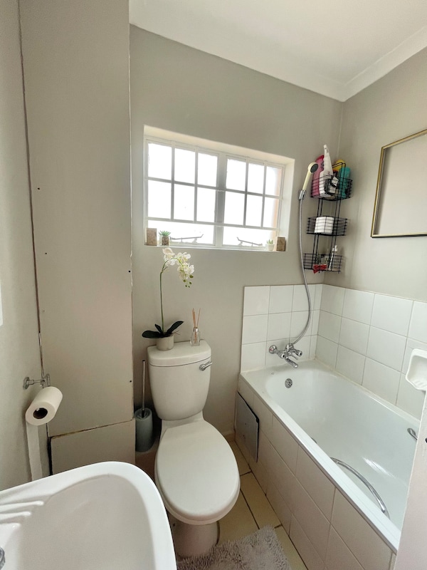 Charming 1-bedroom Apartment In   Ideal For Couples & Solo Travelers! - Gaborone