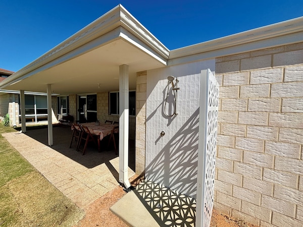 Abrohlos Beach House - No Cleaning Fee - Geraldton